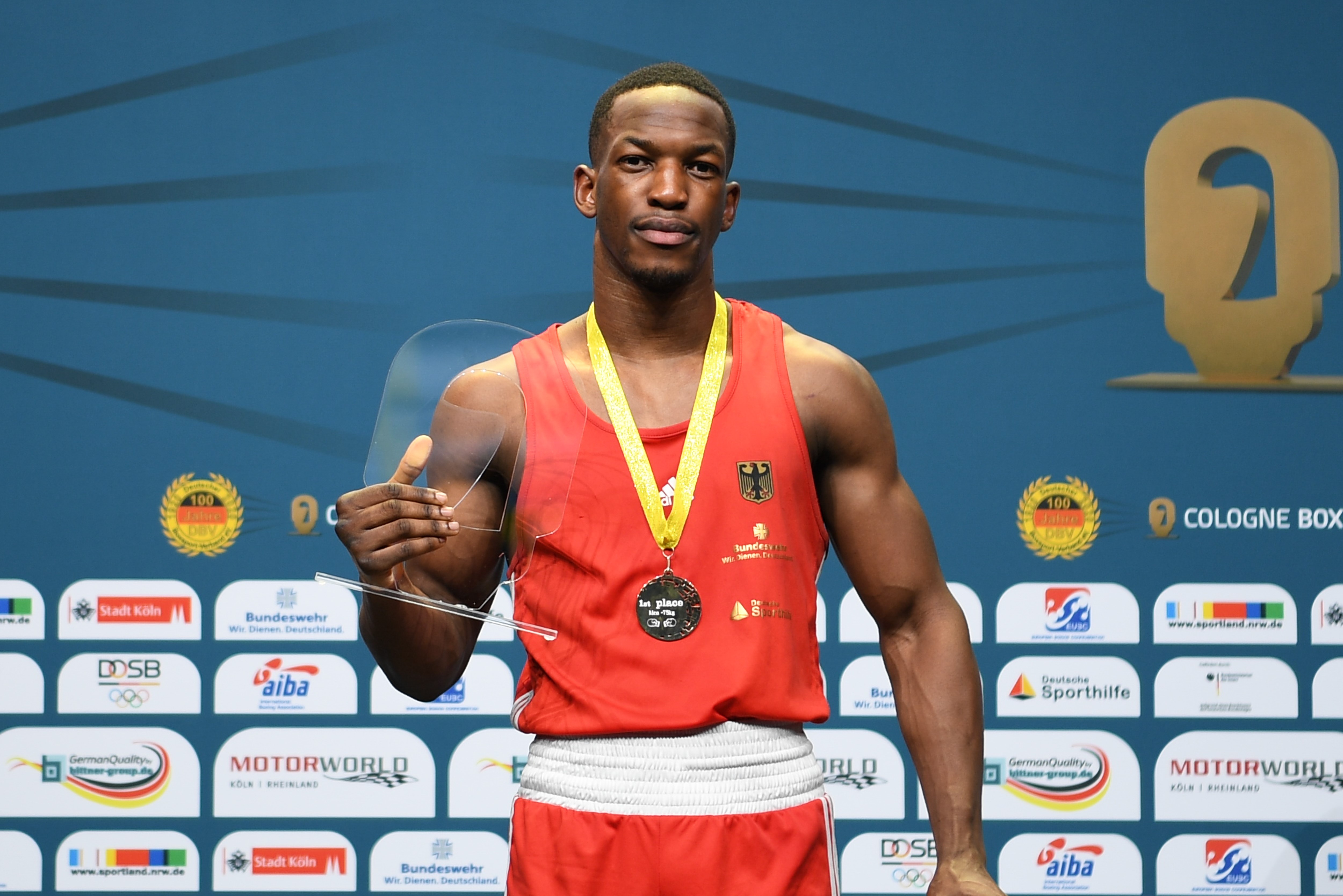 schumann_kevin_boakye_mit_medaille_2021.jpg